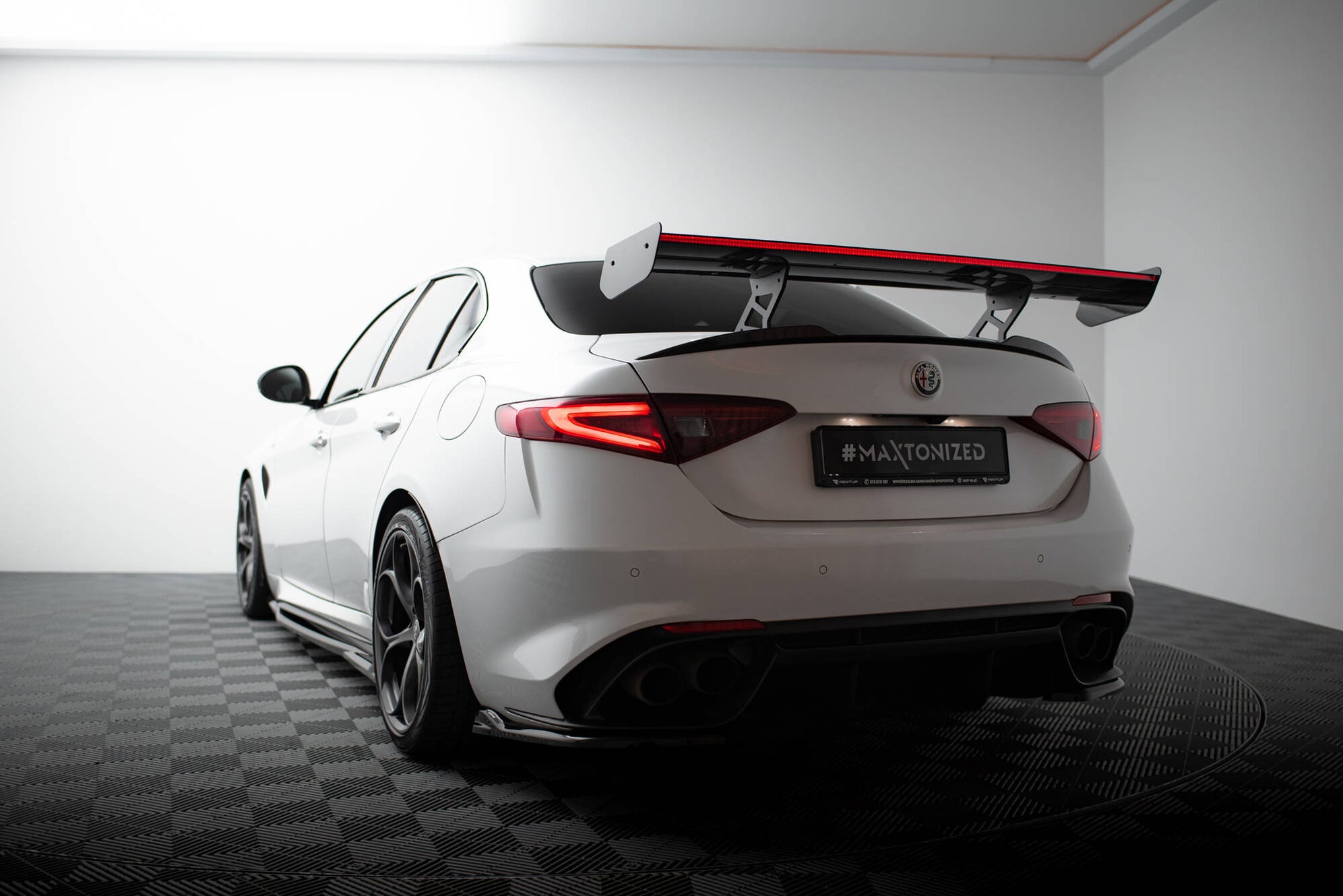 Maxton Design Carbon Spoiler + LED Alfa Romeo Giulia Quadrifoglio ...